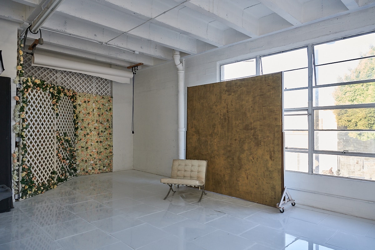 Natural Light Stage with Queen Wooden Bed and Fine-Mesh Baldachin | FD ...