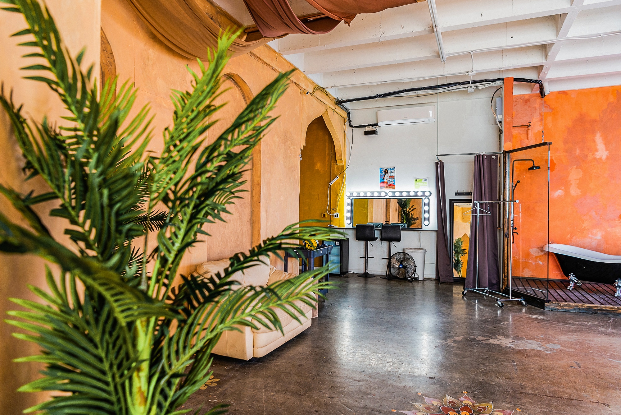 Photo studio with Moroccan shower, bathtub and lots of natural light ...