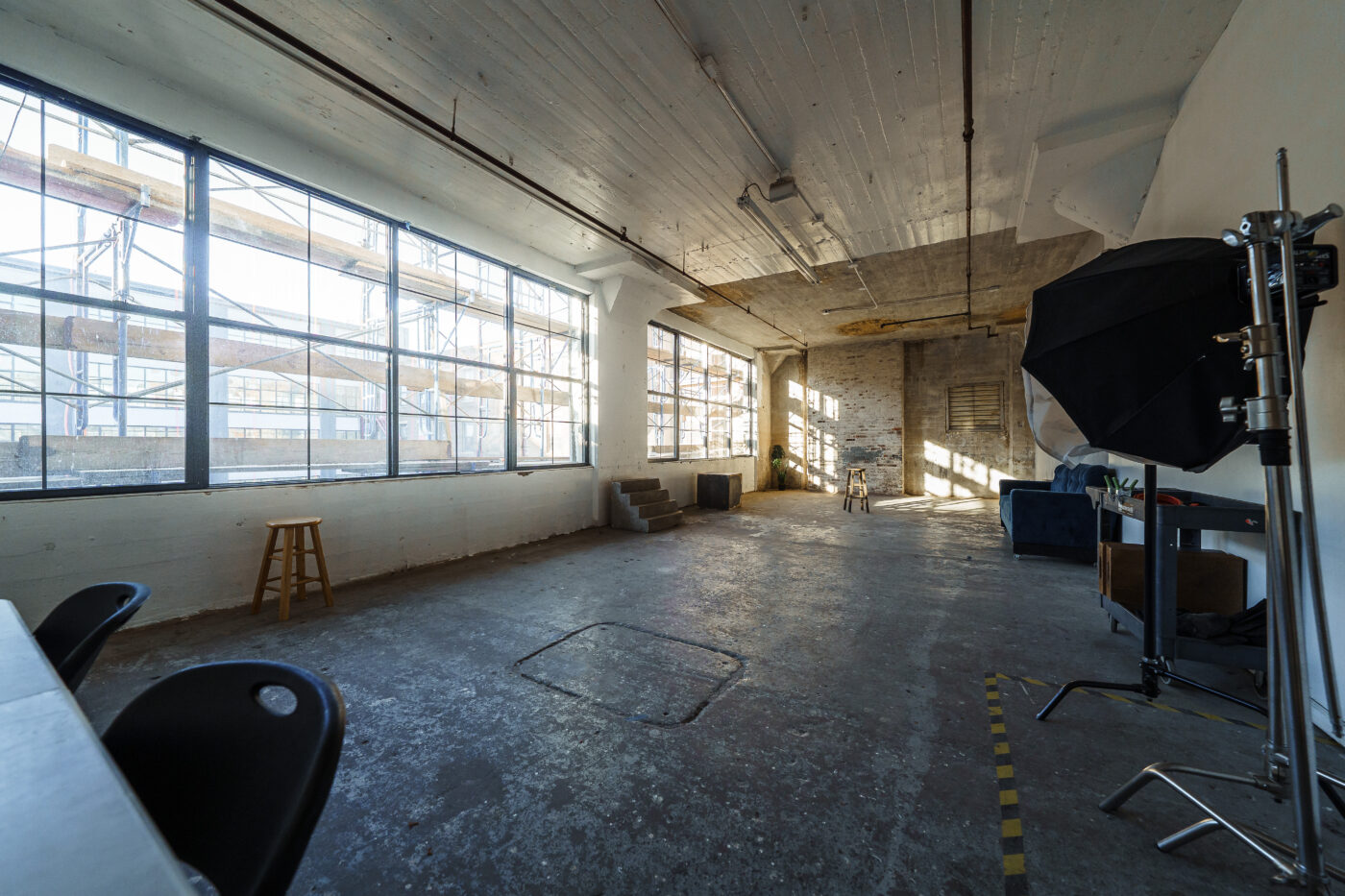 Photo studio with exposed brick and concrete wall available for rent in NY