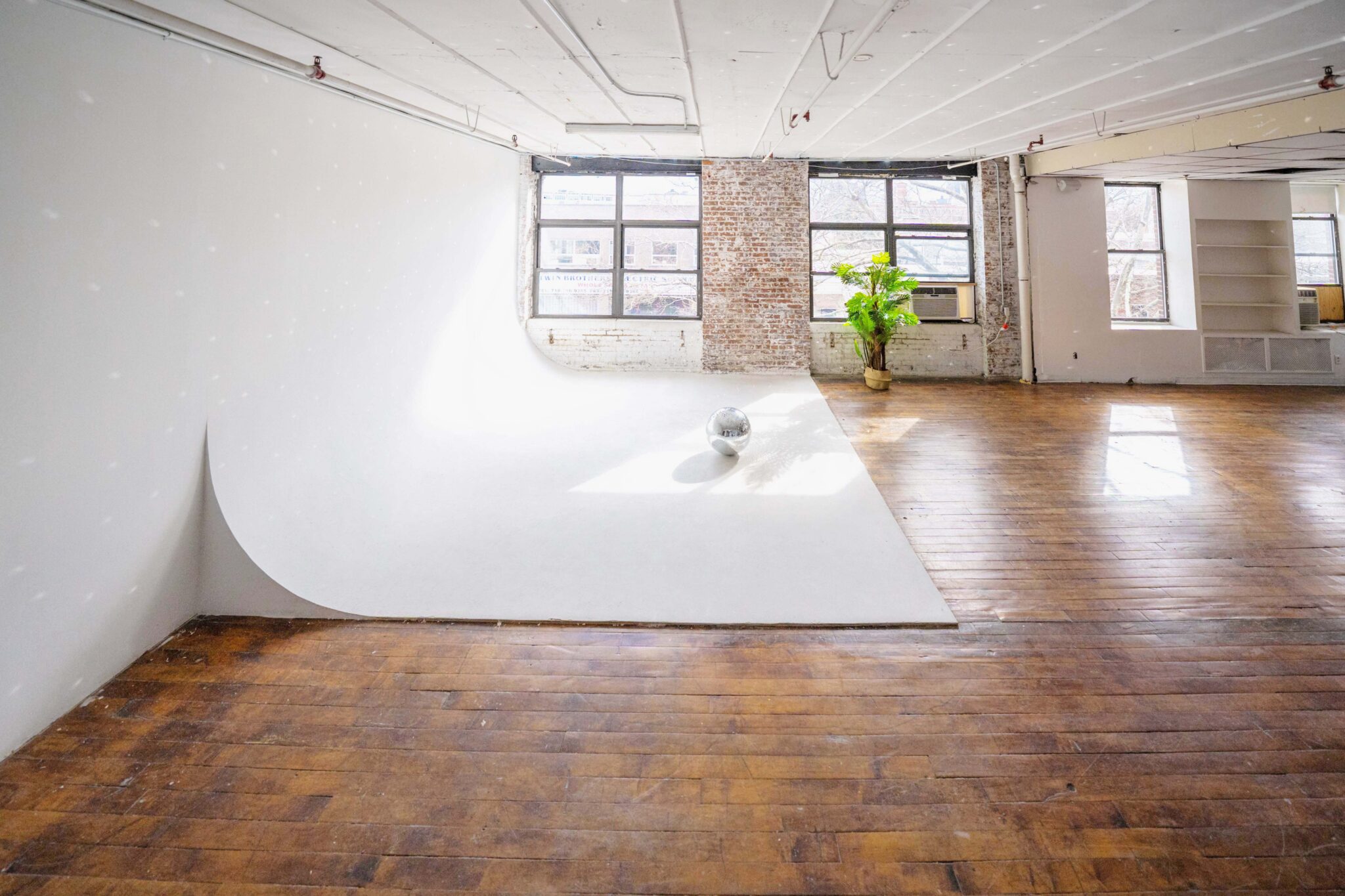 Cyclorama (Cyc Wall) Photography Guide: Lighting Tips + Studio Rental ...